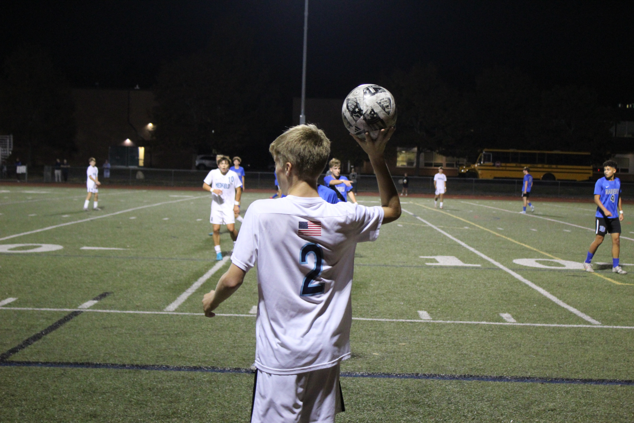 Boys’ soccer fights hard against DS - Hometown Weekly